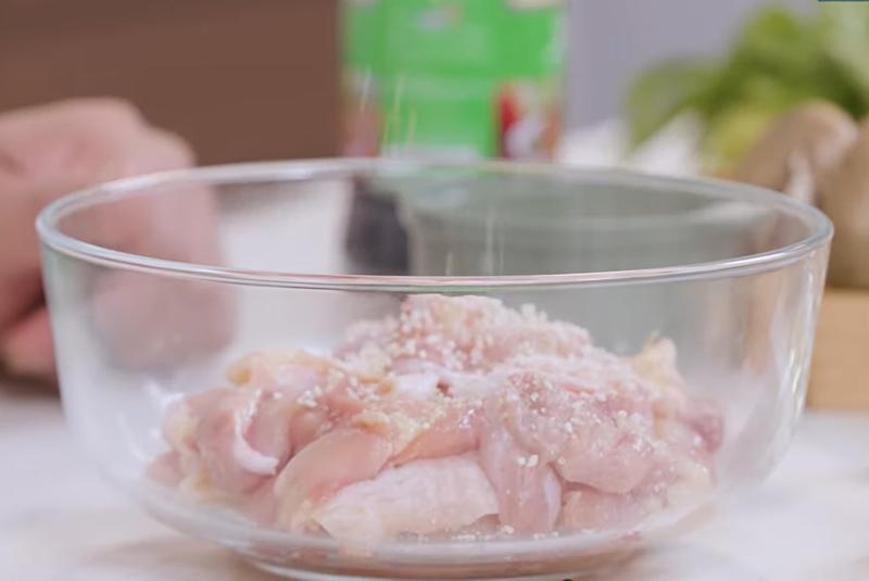 Cách làm ức gà xào cần tây hạt điều chuẩn vị chỉ trong vài bước