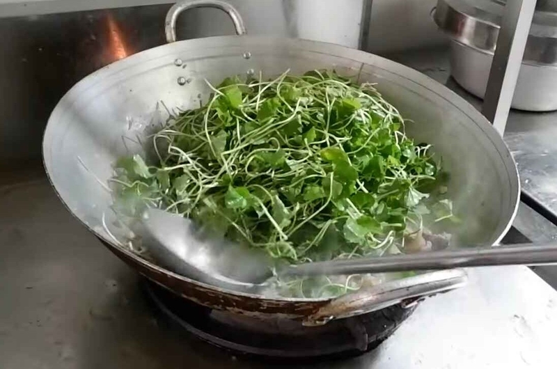 Thử ngay cách làm vịt xào rau má đổi gió cho cuối tuần này