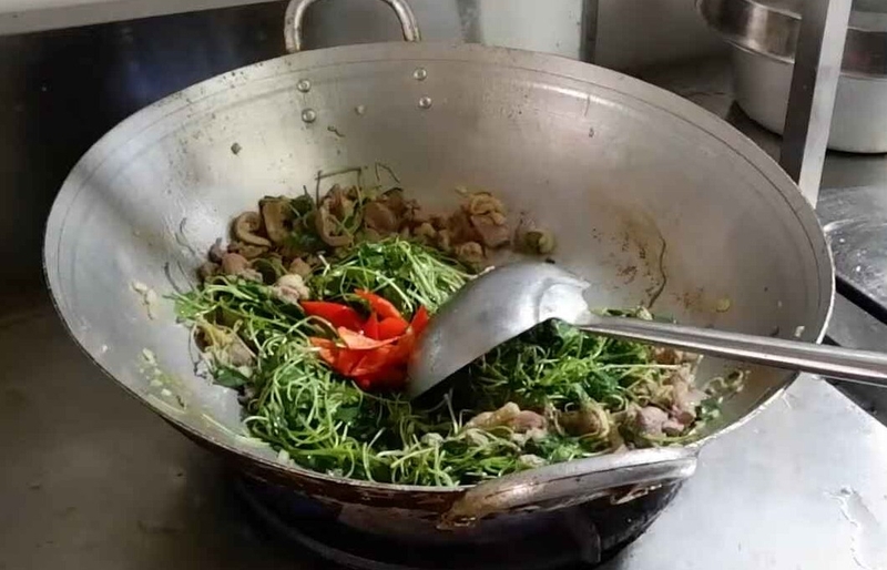 Thử ngay cách làm vịt xào rau má đổi gió cho cuối tuần này