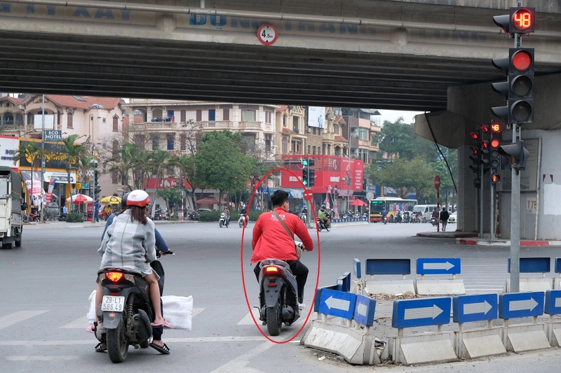 Vượt đèn đỏ phạt bao nhiêu 2025? Cập nhật quy định mới nhất
