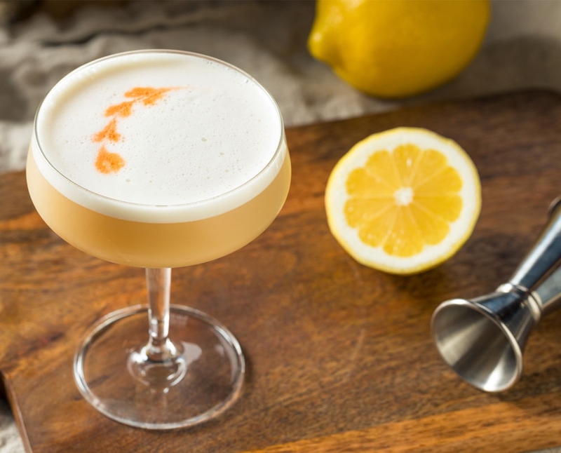 Hướng dẫn pha chế Whiskey Sour cocktail đầy mê hoặc ngay tại nhà