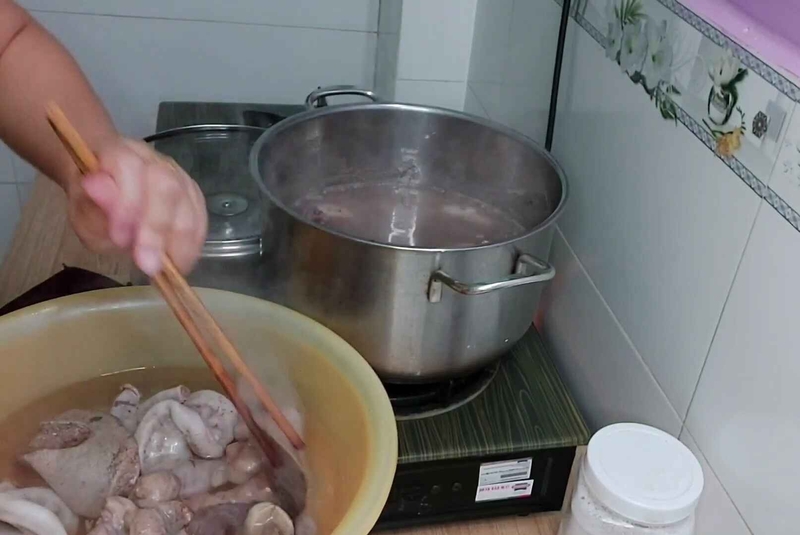 Khám phá cách làm xáo lòng bánh mướt chuẩn vị xứ Nghệ tại nhà
