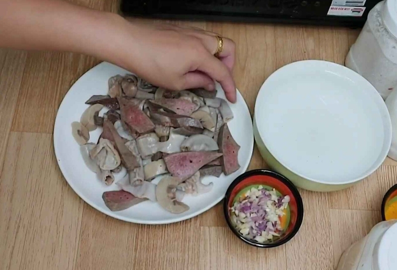 Khám phá cách làm xáo lòng bánh mướt chuẩn vị xứ Nghệ tại nhà