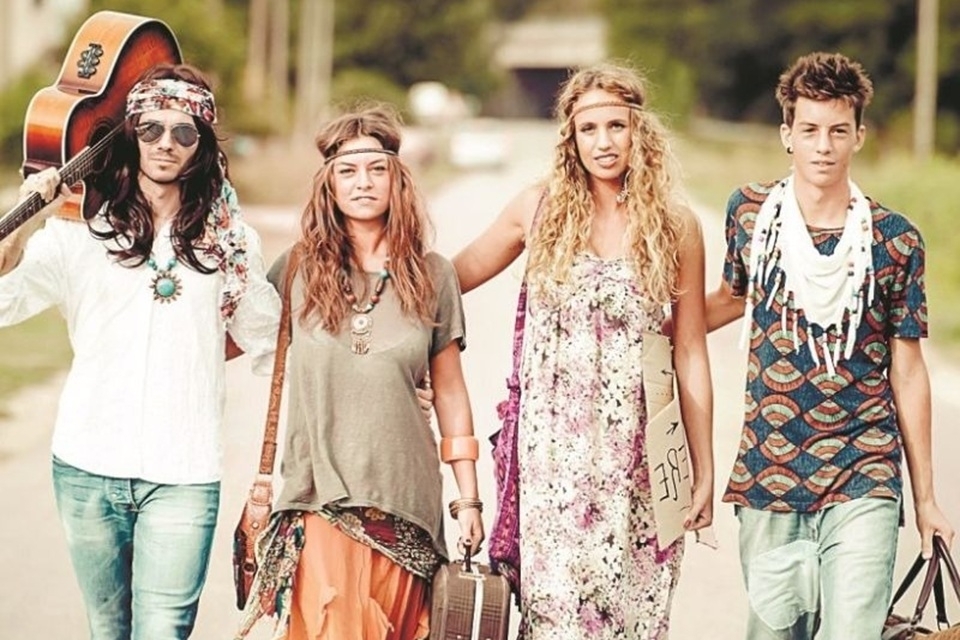 Hippie là gì? Đặc trưng thời trang, phụ kiện và cách phối đồ đẹp