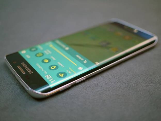 [MWC 2015] Trên tay Samsung Galaxy S6 Edge: thiết kế, màn hình và phần cứng