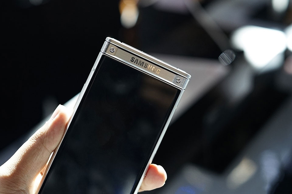 Trên tay smartphone nắp gập Samsung W2018