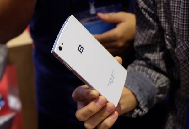 Thiết kế tối giản của Bphone qua những hình chụp thực tế