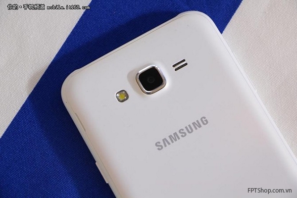 Đánh giá Samsung Galaxy J7: Thiết kế, cấu hình, camera