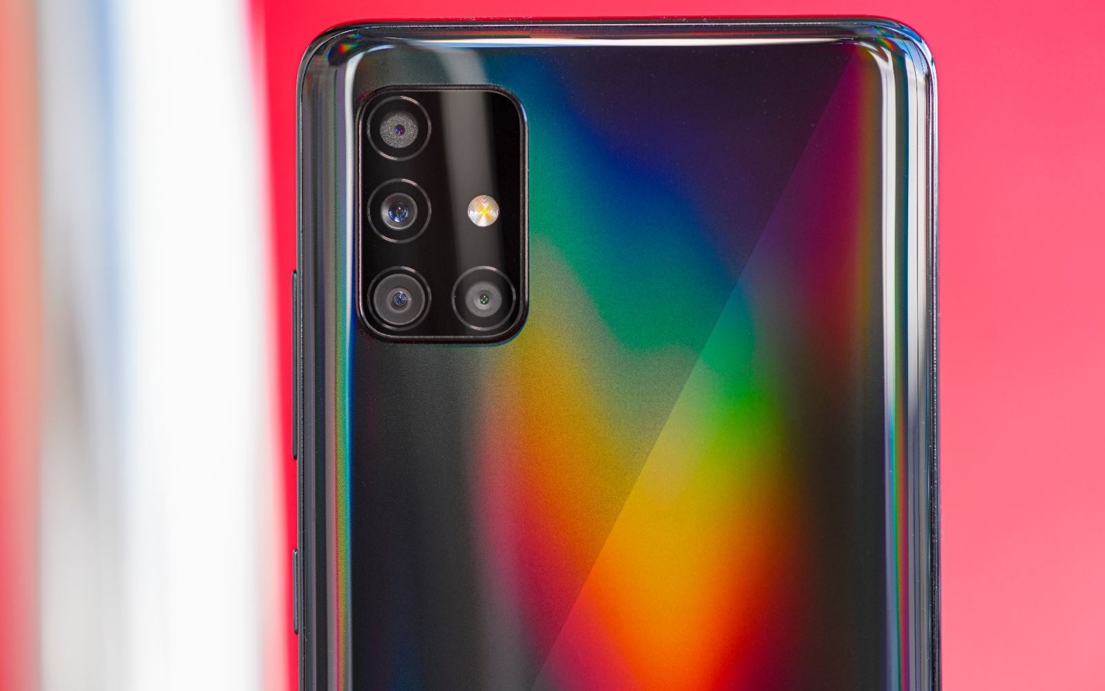 Soi thiết kế Samsung Galaxy A51: bước tiến mới của dòng Galaxy A