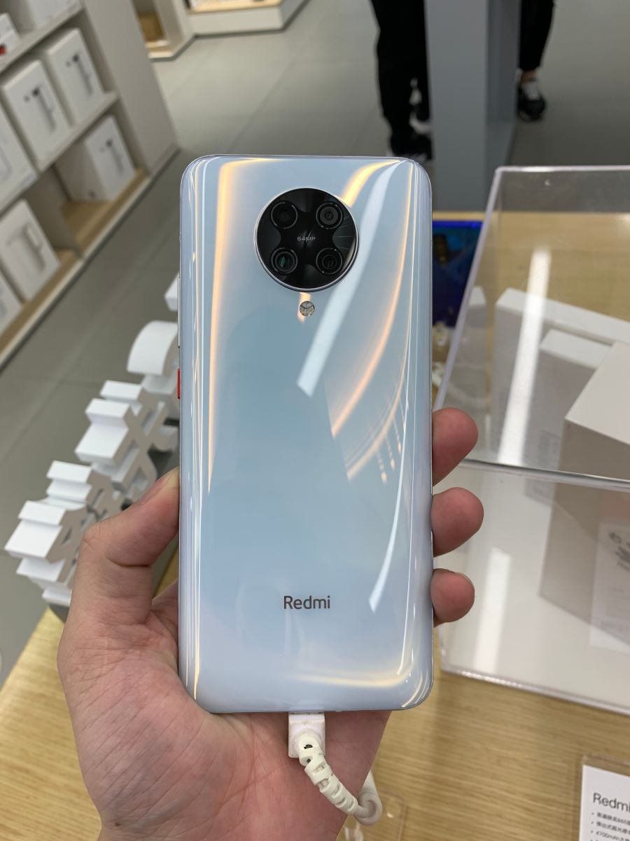 Redmi K30 Pro khoe dáng với cả 4 màu tùy chọn trong thực tế