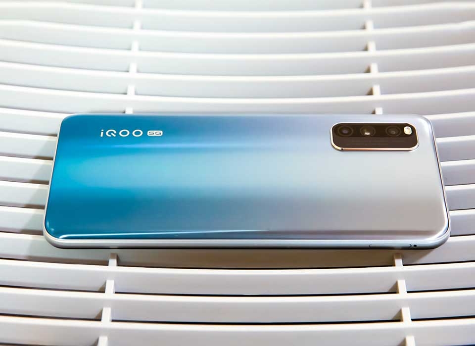 Trên tay iQOO Z1: Màn 144Hz, chip Dimensity 1000+, 5G