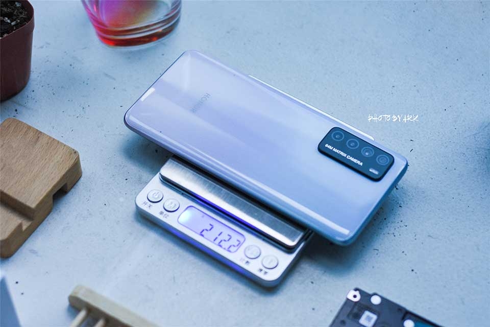 Trên tay Honor Play4: Chip Dimensity 800, màn LCD, 4 camera 64MP