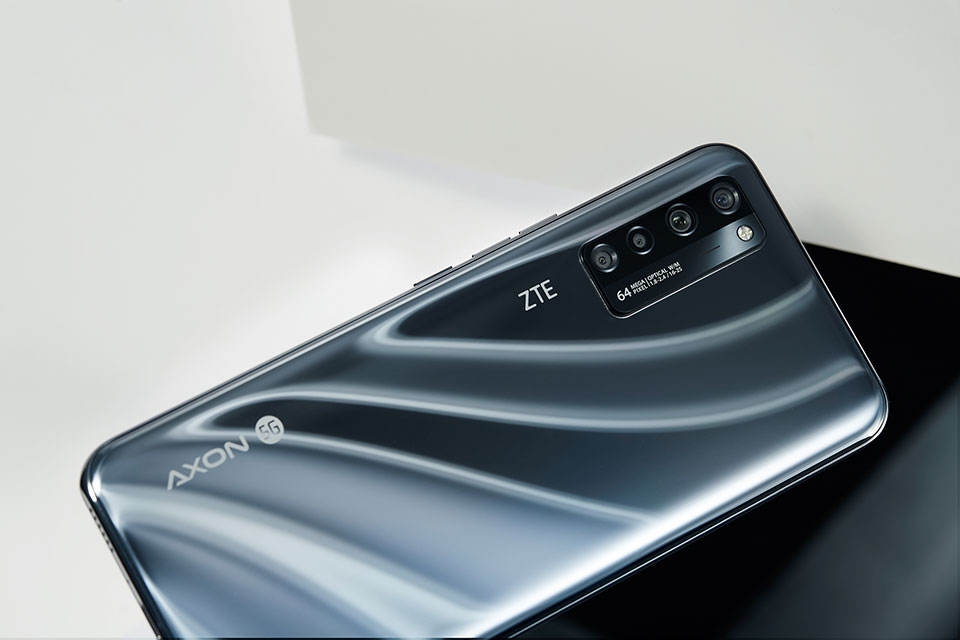 Trên tay ZTE Axon 20 5G: Smartphone có camera ẩn dưới màn hình