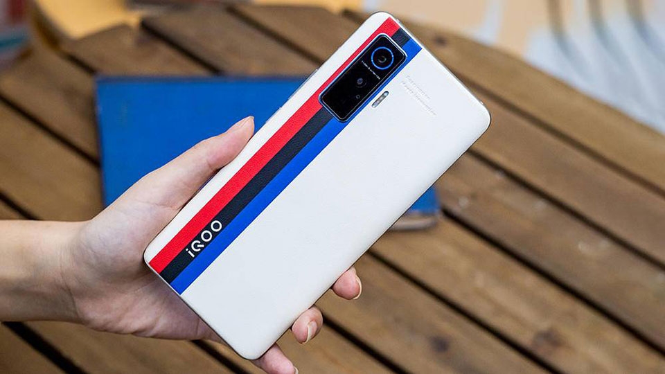 Trên tay iQOO 5 Pro: Sạc 120W, Snapdragon 865, 3 camera sau 50MP