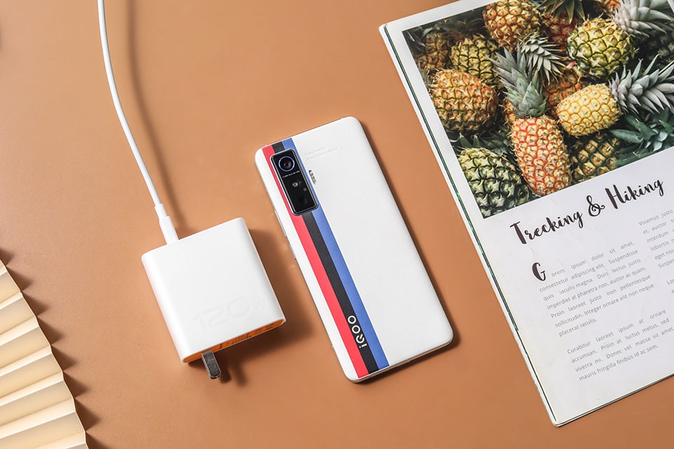 Trên tay iQOO 5 Pro: Sạc 120W, Snapdragon 865, 3 camera sau 50MP