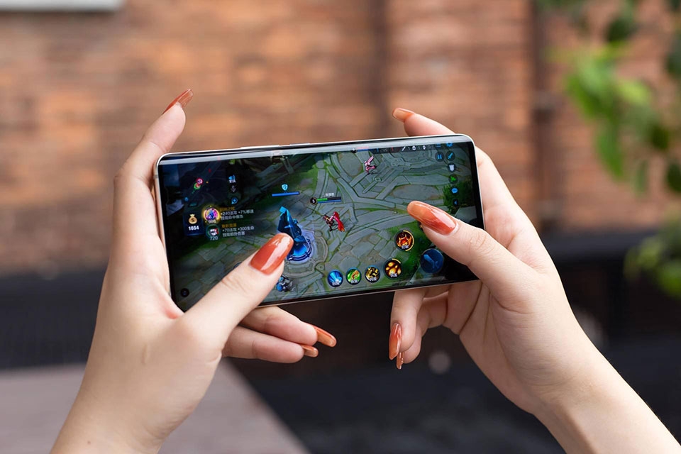 Trên tay iQOO 5 Pro: Sạc 120W, Snapdragon 865, 3 camera sau 50MP