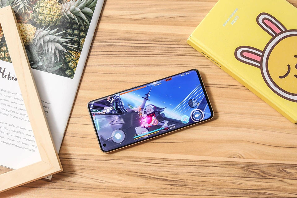 Trên tay iQOO 5 Pro: Sạc 120W, Snapdragon 865, 3 camera sau 50MP