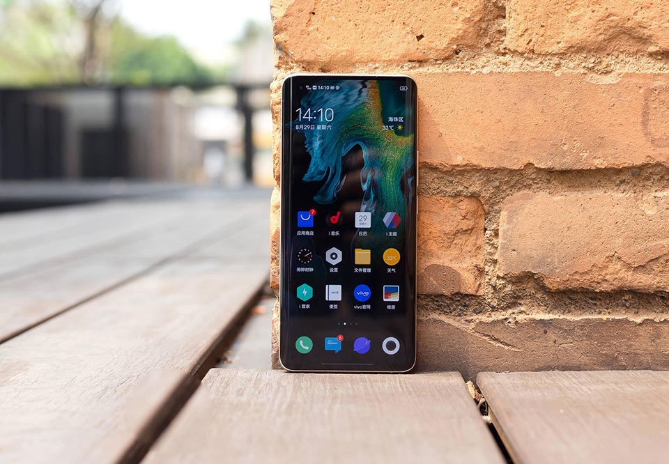 Trên tay iQOO 5 Pro: Sạc 120W, Snapdragon 865, 3 camera sau 50MP