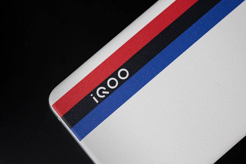 Trên tay iQOO 5 Pro: Sạc 120W, Snapdragon 865, 3 camera sau 50MP