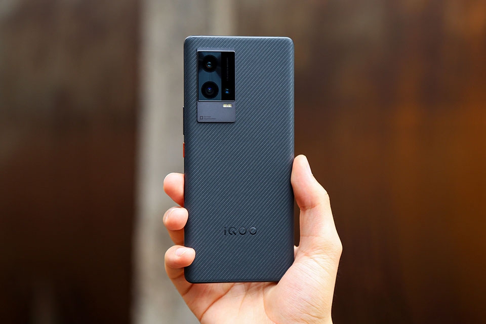 Trên tay iQOO 8 Pro: Màn hình OLED E5 đầu tiên, Snapdragon 888+