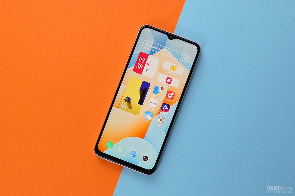 Trên tay iQOO U5: Màn hình 120Hz, 2 camera 50MP, Snapdragon 695