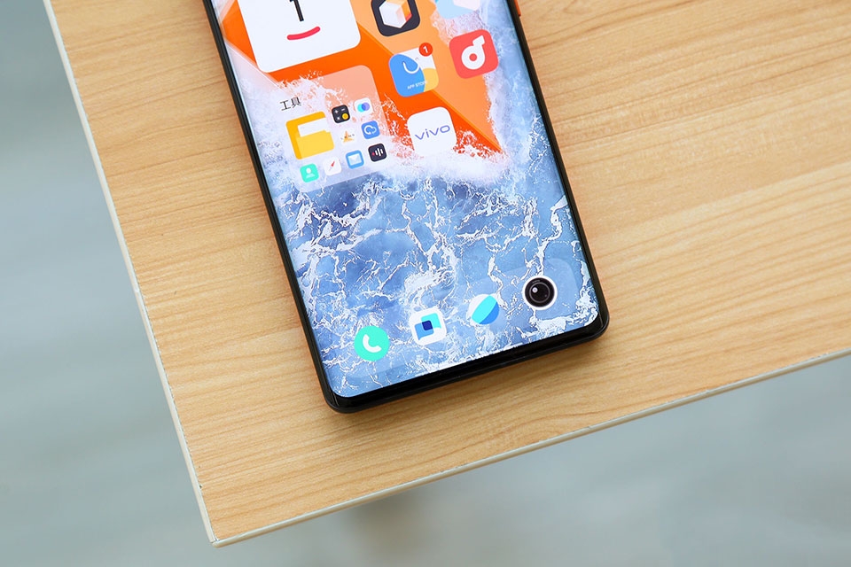 Trên tay iQOO 9 Pro: Snapdragon 8 Gen 1, sạc siêu nhanh 120W