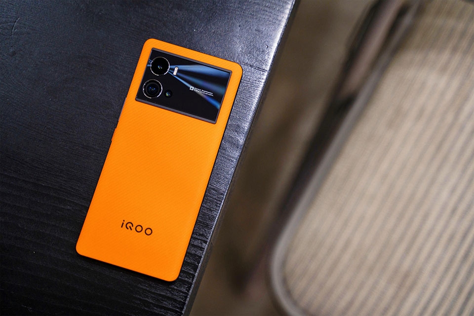 Trên tay iQOO 9 Pro: Snapdragon 8 Gen 1, sạc siêu nhanh 120W