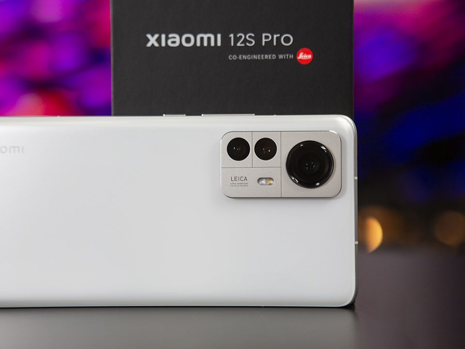 Trên tay Xiaomi 12S Pro: Snapdragon 8+ Gen 1, camera Leica