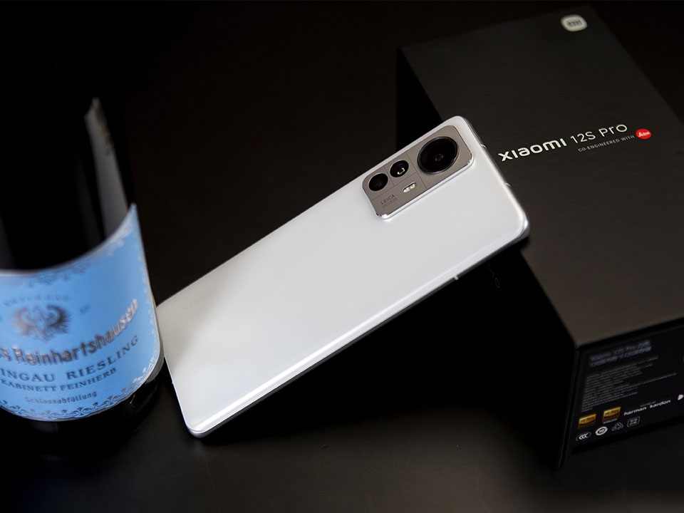 Trên tay Xiaomi 12S Pro: Snapdragon 8+ Gen 1, camera Leica
