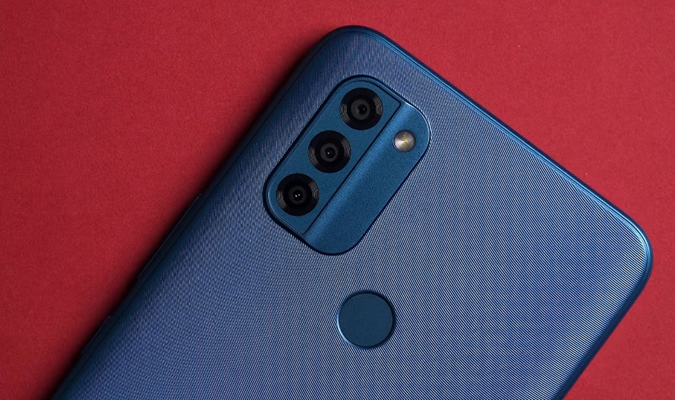 Trên tay Nokia C31: Màn hình lớn, pin trâu, ba camera sau