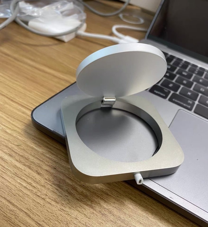 Rò rỉ hình ảnh đế sạc Apple Magic Charger chưa được phát hành