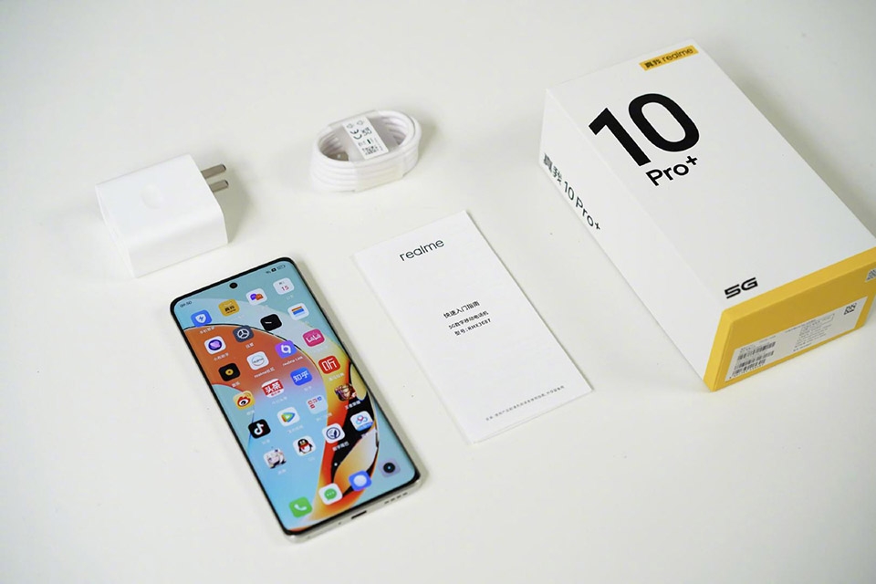 Trên tay Realme 10 Pro+: Màn hình cong tràn viền, camera 108MP