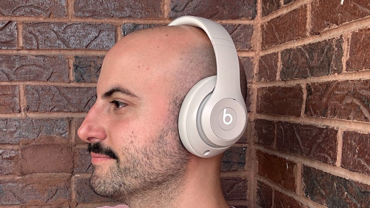 Trên tay Beats Studio Pro: Thiết kế quen thuộc, âm thanh tốt