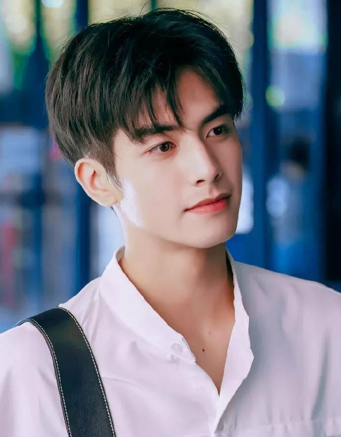 Điểm danh 10 kiểu tóc middle part cho nam giới