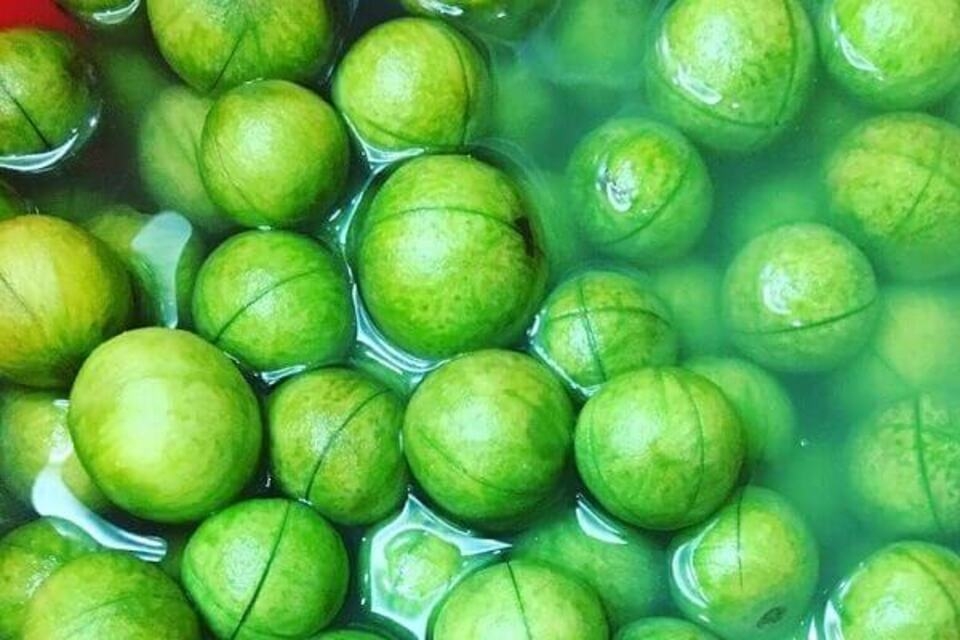 Chi tiết 2 cách làm sấu ngâm mắm đơn giản không thể bỏ qua