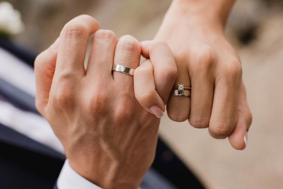 Nhẫn cưới đeo tay nào? Cách đeo nhẫn cưới chính xác cho vợ chồng