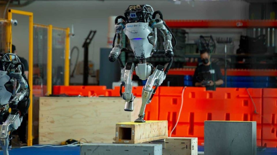 Robot là gì? Các loại robot phổ biến và ưu nhược điểm của robot