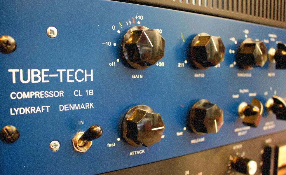 Compressor là gì? Tìm hiểu giải pháp giảm biến động âm thanh