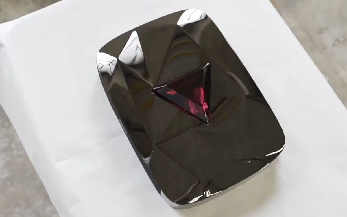 Nút kim cương đỏ của YouTube là gì? Bao nhiêu sub thì nhận được?