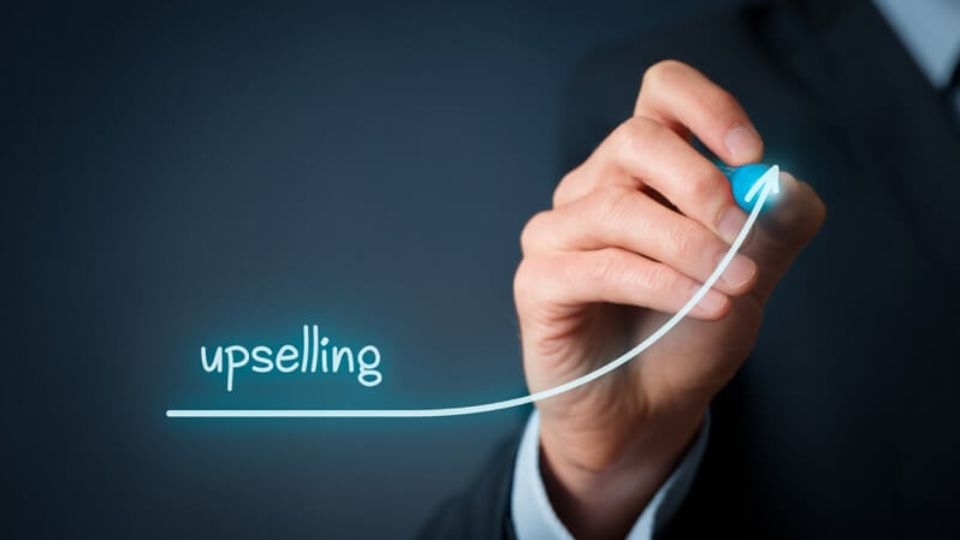 Upsell là gì? Phân biệt kỹ thuật Upsell và Cross-selling