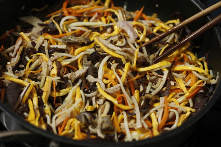 Cách làm miến xào thập cẩm thơm ngon, dai giòn, không bị dính