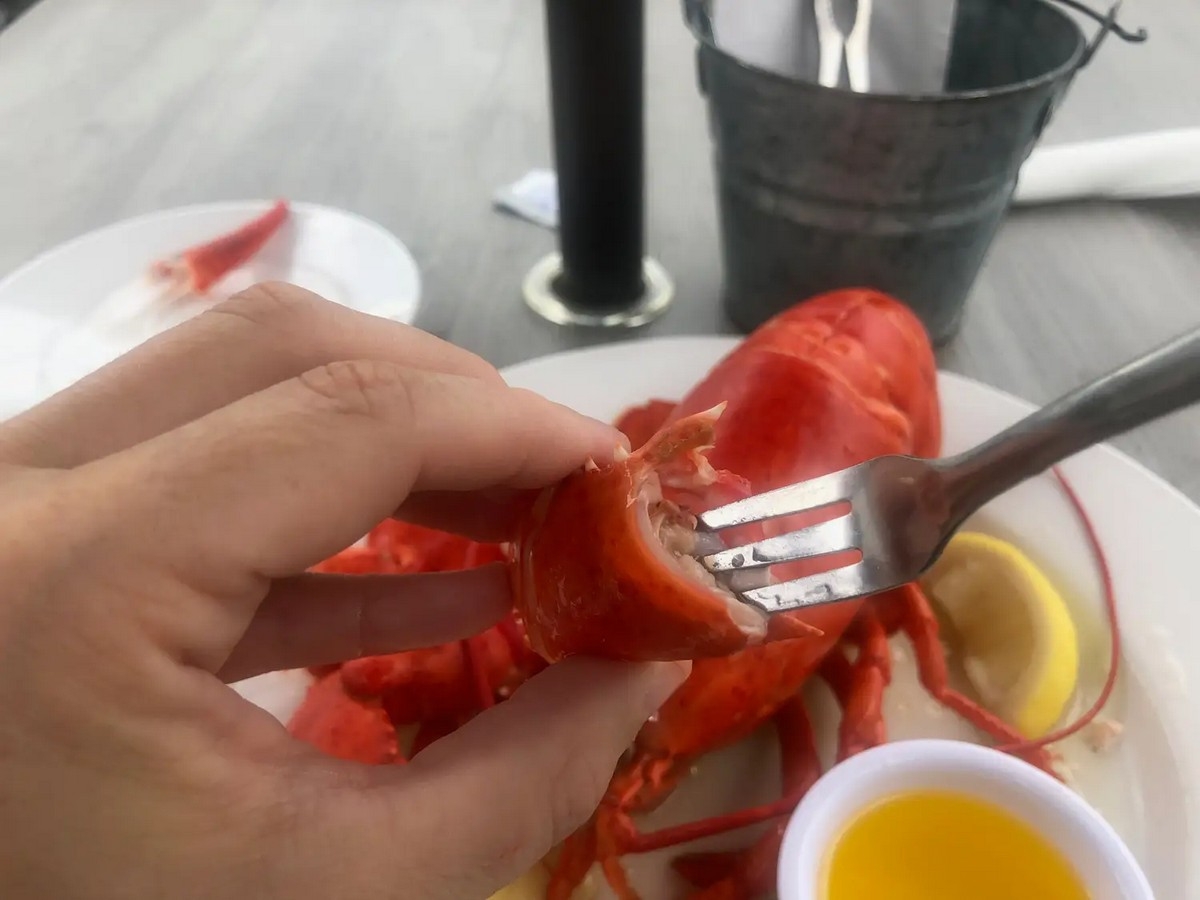 Cách ăn tôm hùm đúng điệu, thể hiện sự tinh tế, sành điệu