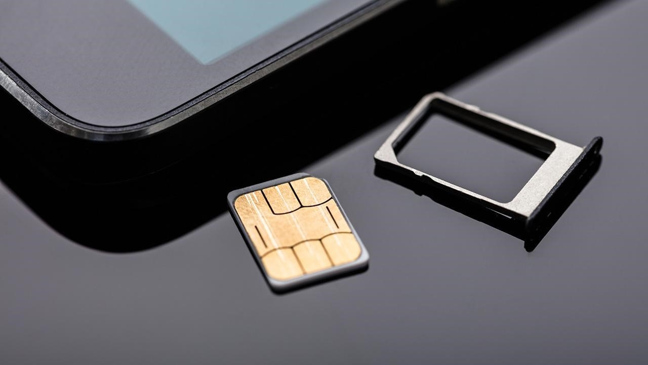 iPhone 13 mấy SIM? eSIM khác gì SIM vật lý? Cách sử dụng 2 SIM