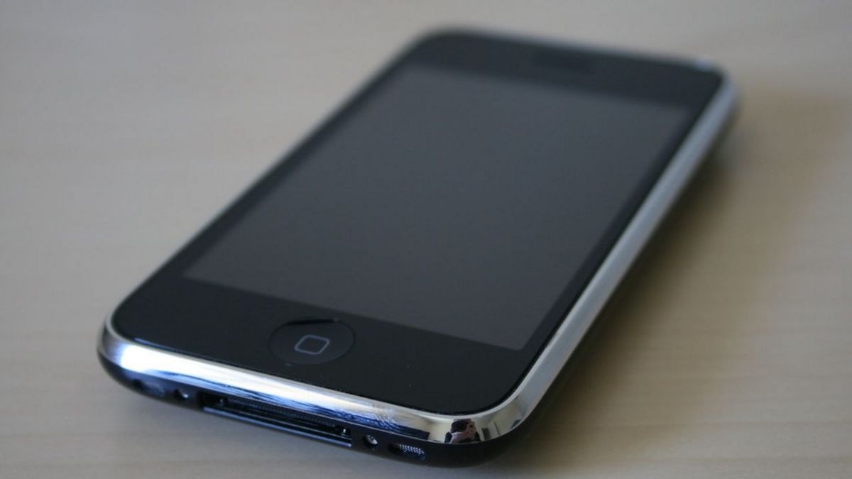 iPhone 3 ra đời năm nào? iPhone 3 có gì khác so với iPhone 3GS?
