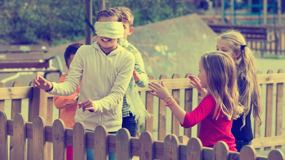 Cách chơi bịt mắt bắt dê là gì? Cần lưu ý những gì khi chơi?