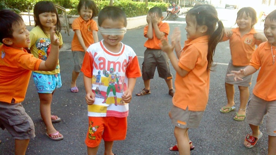 Cách chơi bịt mắt bắt dê là gì? Cần lưu ý những gì khi chơi?