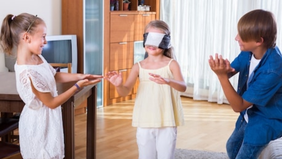 Cách chơi bịt mắt bắt dê là gì? Cần lưu ý những gì khi chơi?