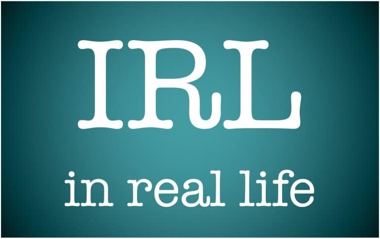 IRL là gì? IRL bạn là ai? Trên mạng xã hội so với thực tế