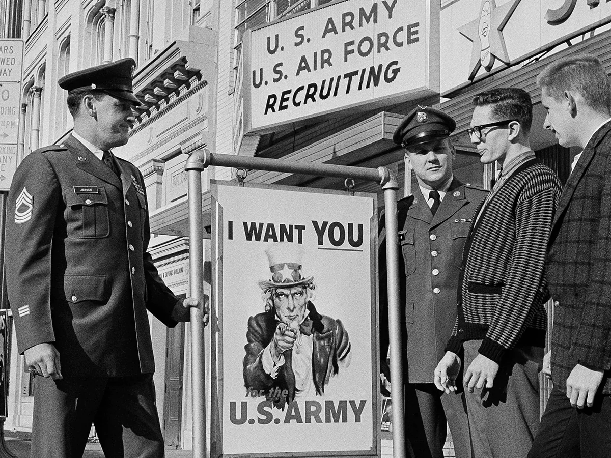 Propaganda poster: từ áp phích cổ động đến nghệ thuật thời đại