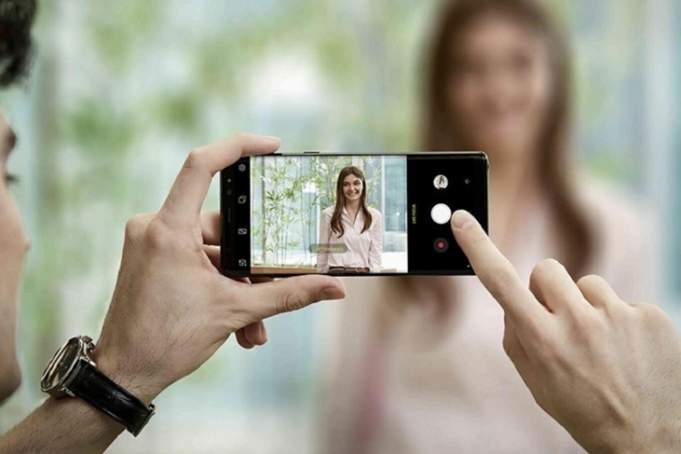 Tại sao chụp ảnh camera sau mặt bị lệch và cách khắc phục